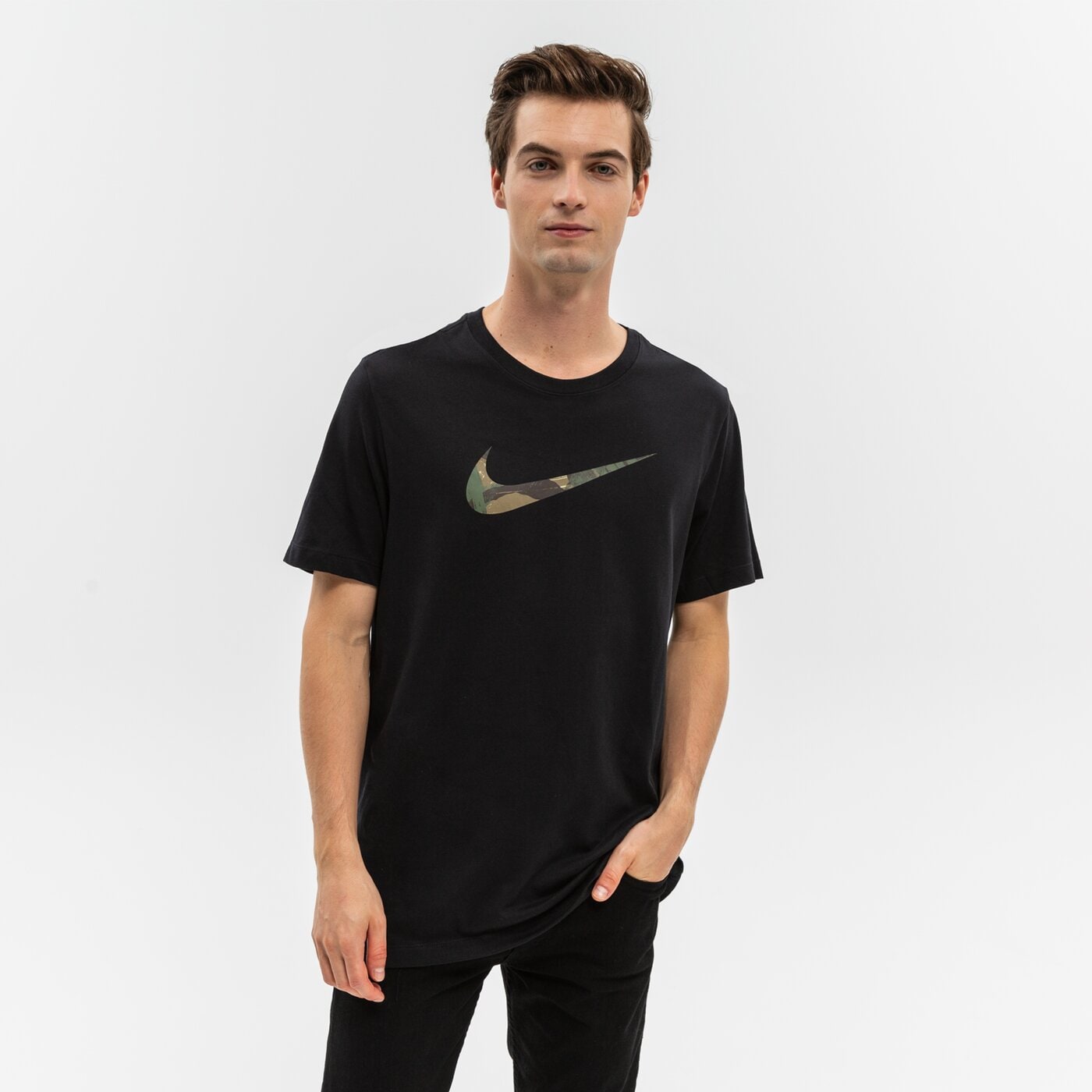 NIKE T-SHIRT SS M NK DF CAMO GFX (DR7561-010) czarny | Męskie Koszulki | 50 style