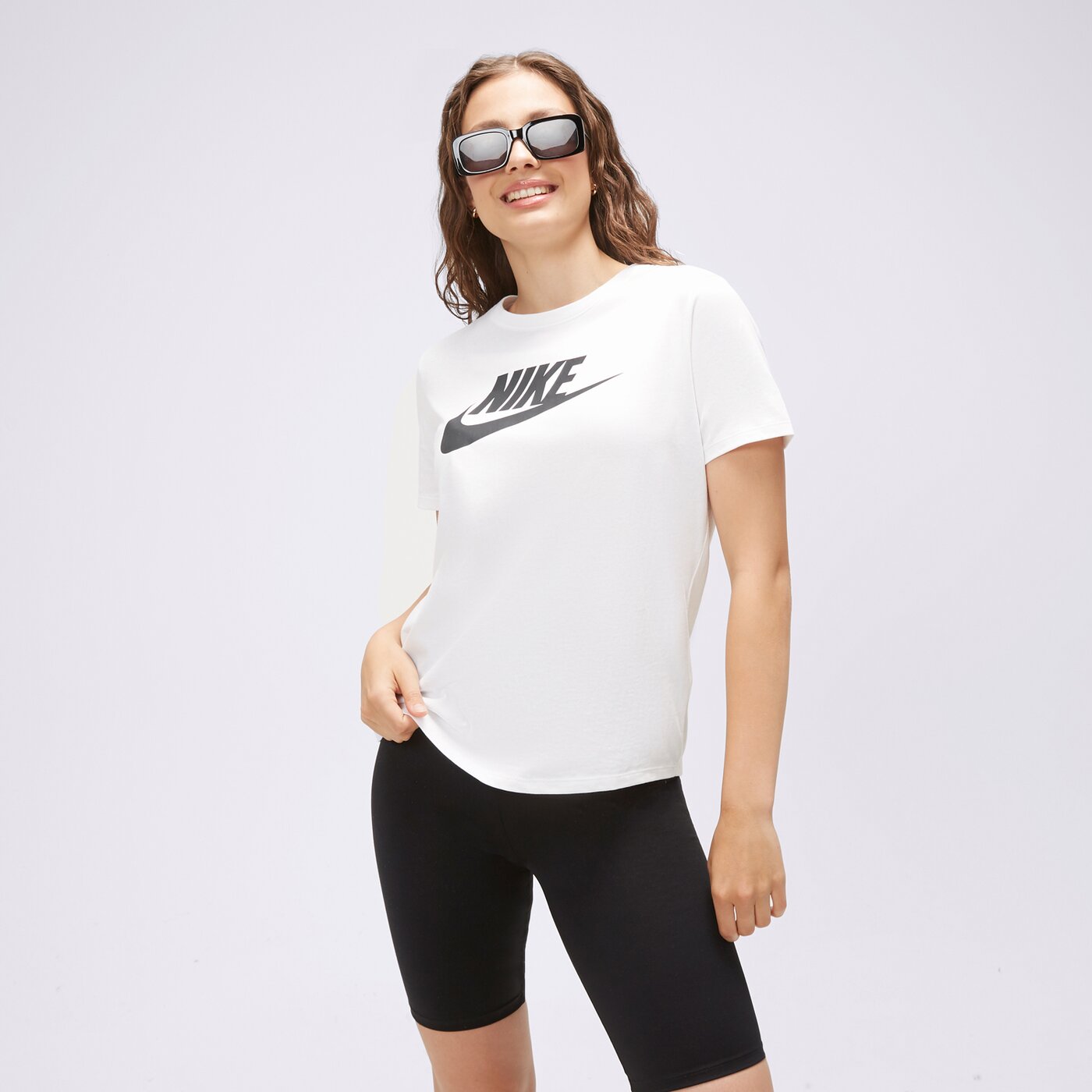 NIKE T-SHIRT SS W NSW ESSNTL ICN FTRA (DX7906-100) biały | Damskie Koszulki | 50 style